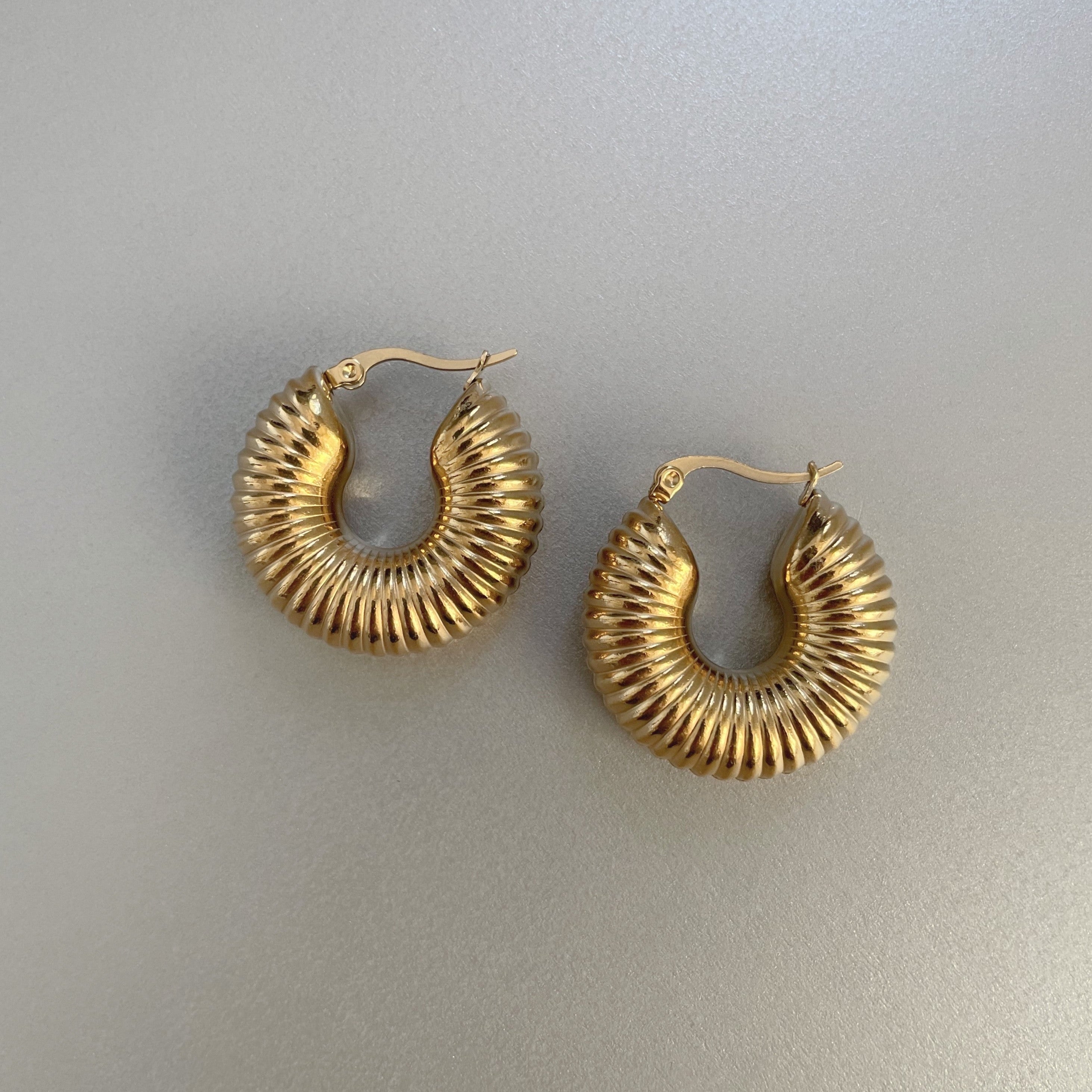 Vesper Luxe Gold 18k Plated Chunky Ridged Hoops – LUXE TONES